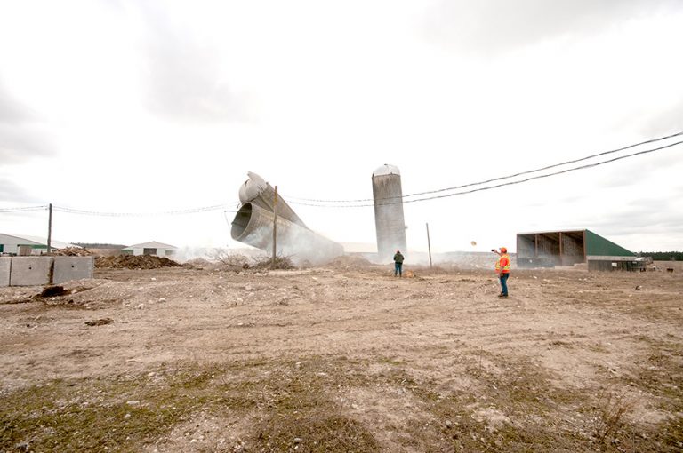 Crowd gathered to watch silo demolition in Drayton [VIDEO]